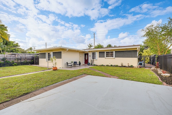 Near Parks & Casinos: Modern Home In Hollywood! - Miramar, FL