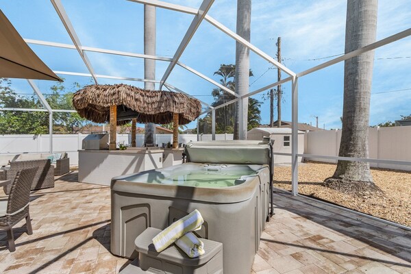 Resort Style Living, Sleeps 12, Heated Pool & Hot Tub - Sea Breeze Oasis - Roelens - Fort Myers, FL