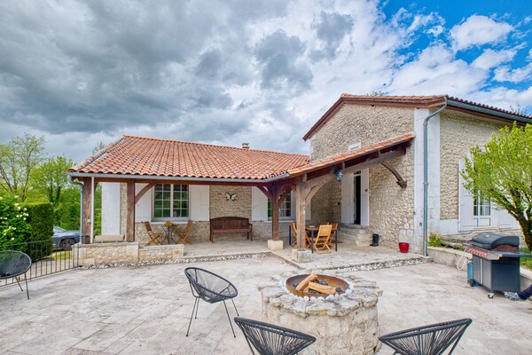 Charming Stone House With Pool And Enclosed Garden :\Na Haven Of Comfort And Serenity - Ribérac