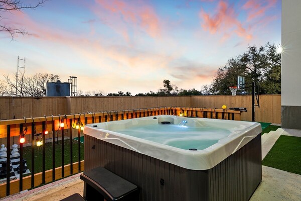 *Basketball,pickleball, Hot Tub & Space Vibes. Aliens Await! - Marble Falls, TX