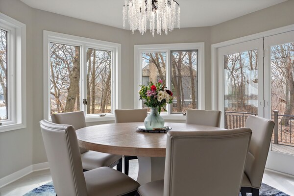 Private Lakefront Retreat-5bd - Wayzata, MN