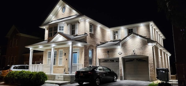 Luxury, Gorgeous Home With 4-bed, 3-bath With Deck Facing Ravine Lot - Brampton
