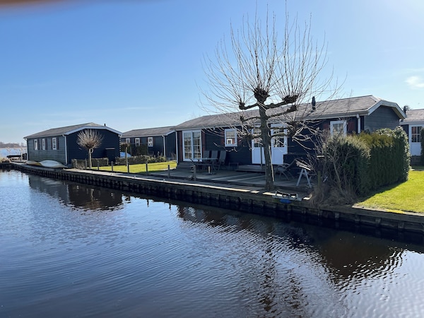 In One Of The Most Beautiful Spots In The Village Of Giethoorn, On The "Bovenwijde" And Situated On Spacious Waterfront Plots, The Chalets Offer Comfort For All Seasons. - Overijssel