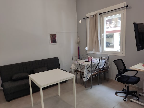 "Comfort Cave: Modern Living Near Metro & Thessaloniki Center!" - Thessaloniki