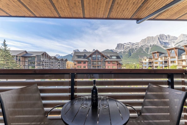 Top Floor 2 Level W Hot Tub - Modern Mountain Oasis - Canmore