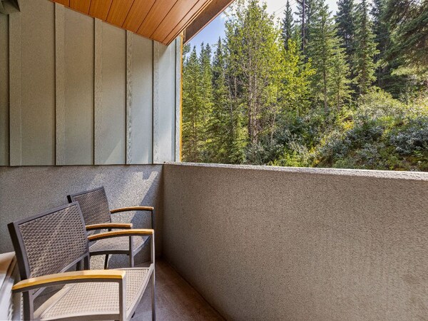 Spacious Superior Room W/ King Bed In Banff - Banff, AB, Canada