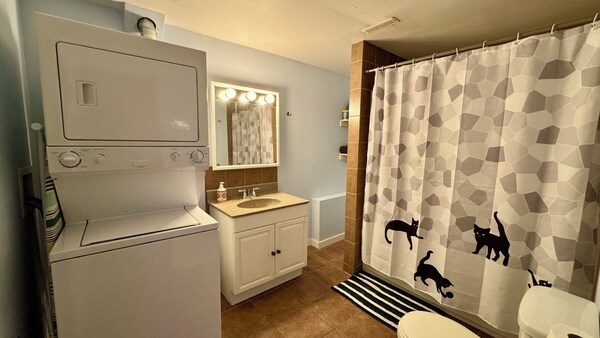 Short Or Long Term | Pet Friendly | Dog Park | King Bed | Laundry | Wifi - Calgary