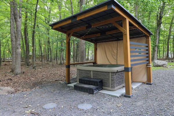 Luxurious Poconos Retreat~hot Tub, Sauna, Games, Fire Pit, Pets Welcome! - Stroudsburg, PA