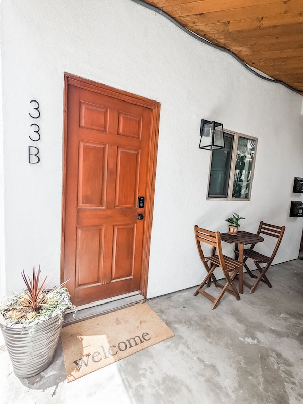 Bright And Cozy Modern Studio Steps From The Beach - Long Beach, CA