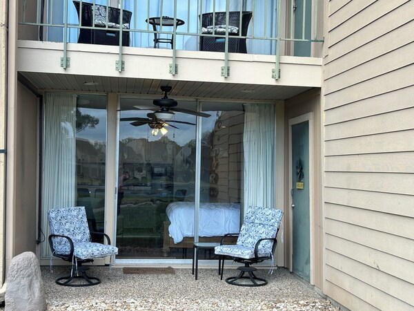 Beautiful Walden Cove, Waterfront, Efficiency  Ground Floor Condo. - Conroe, TX