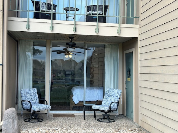 Beautiful Walden Cove, Waterfront, Efficiency Ground Floor Condo. - Conroe, TX