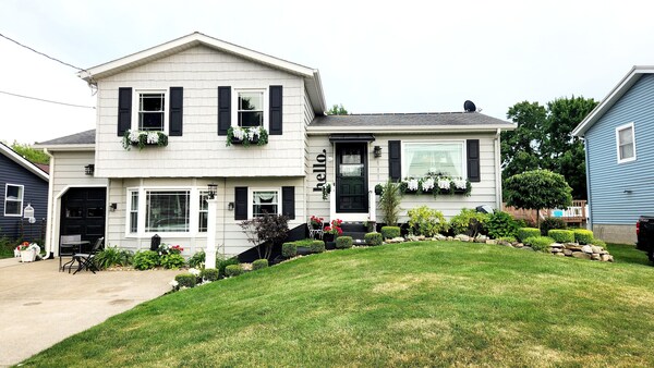 Chic And Spacious 3 Bedroom Home Located 3.4 Mi From Downtown Erie, Pa - Erie, PA