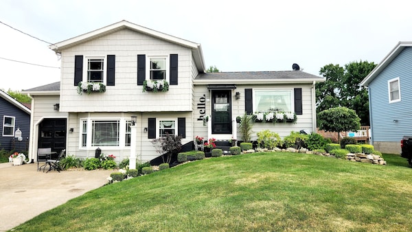 Chic And Spacious 3 Bedroom Home Located 3.4 Mi From Downtown Erie, Pa - 伊利