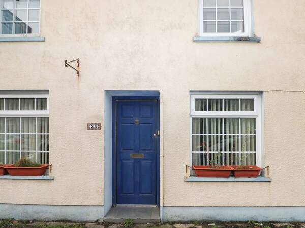 25 St. James Street, Pet Friendly, With Open Fire In Narberth - Narberth