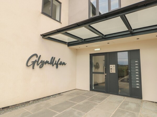 Glynllifon 1, Pet Friendly, Country Holiday Cottage In Benllech - Benllech