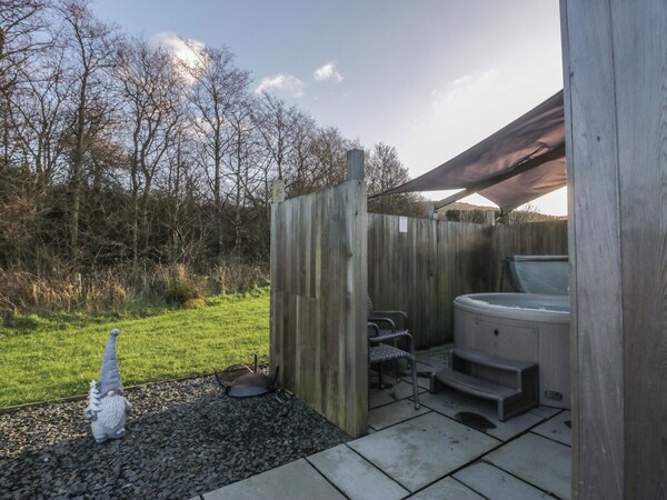 Ella, Romantic, Character Holiday Cottage In Askam-in-furness - Barrow-in-Furness