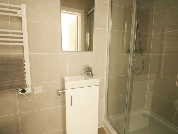 Glynllifon 2, Pet Friendly, Country Holiday Cottage In Benllech - Moelfre
