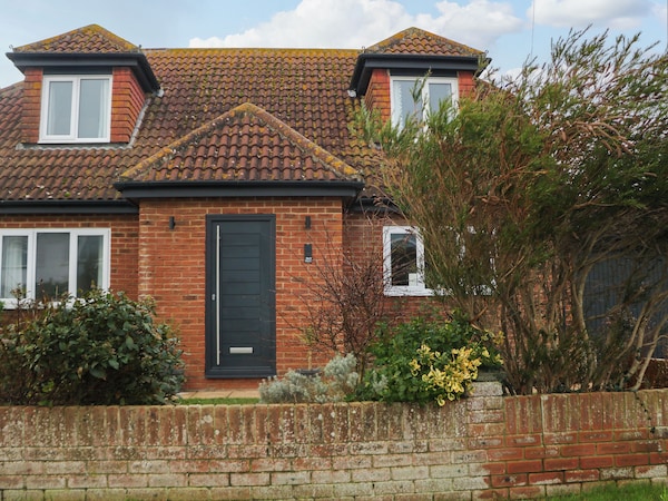 8 Sea Way, Pet Friendly, Country Holiday Cottage In Elmer - Bognor Regis