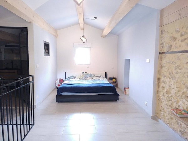 Sous Un Chêne Bicentenaire.\nchambre/salle De Bain Calme Et Spacieuse. \Nparking G - Lambesc