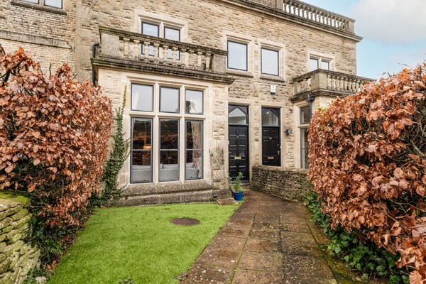 A Romantic, Light And Airy Cotswold Holiday Cottage - School House Cottage - Stow-on-the-Wold