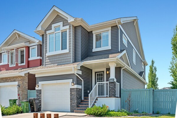 Dora - Large Yard, 4 Bdrms W/central Ac & Gas Bbq - Edmonton, Canada