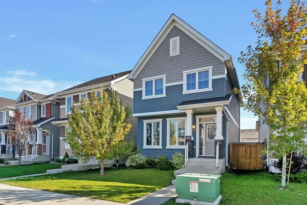 Glen - Ac, Bbq, Double Garage, 4 Bdrms, 3.5 Baths - Edmonton