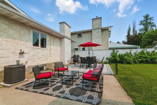 Rideau -Cozy & Bright Vintage Home Ideal Location - Edmonton