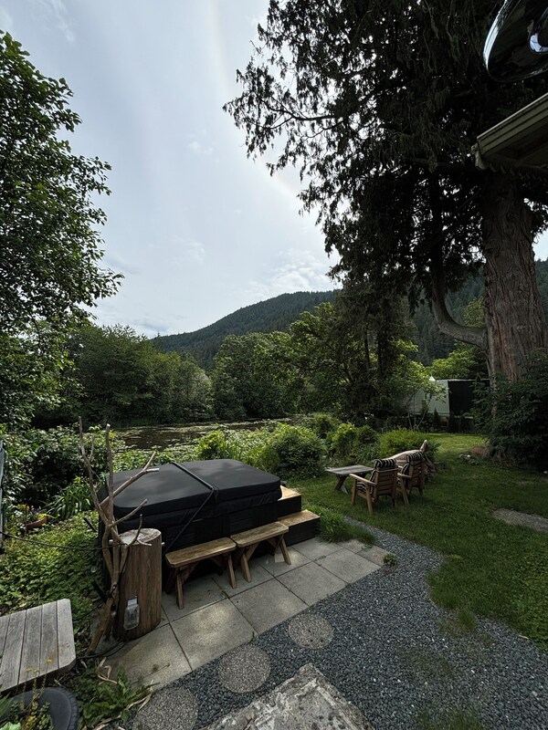Cozy Riverside Cottage With Private Hot Tub - Harrison Hot Springs