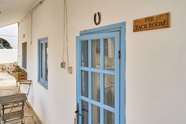 Country House 'The Tack Room' With Mountain View, Shared Pool And Wi-fi - Costa Tropical