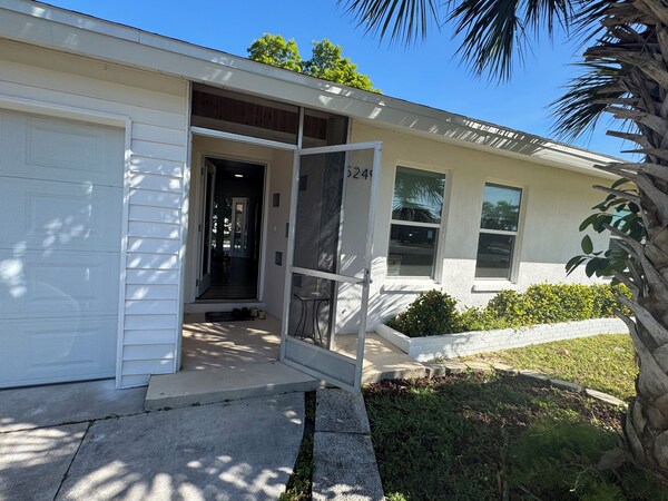 Cozy 2-bedroom House In Enjoyable Cape Coral With Ac, Wifi - Cape Coral, FL
