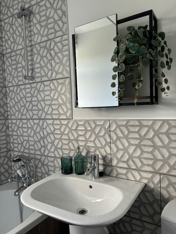 Blackley Rustic Gem: A Manchester Suburb Hideaway. 3 Bedrooms, Pets Friendly. - Oldham