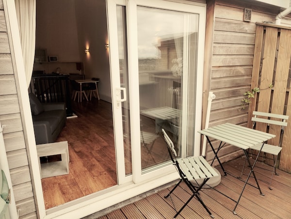Quiet Train Station Apartment With Balcony | Gym | Secure Free Sheltered Parking - Wakefield, UK