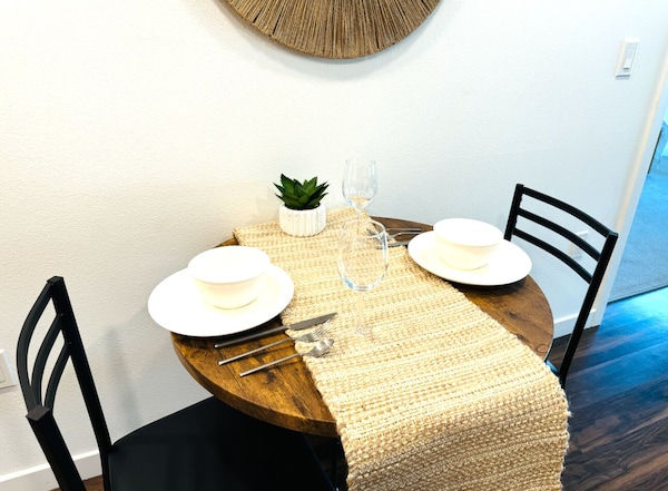 Cozy Stay In Hollywood. 1b1b, Free Parking, Pool, Private Balcony, Wifi & More! - Hollywood, CA
