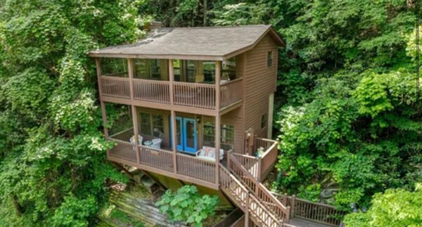 Cabin In The Sky In Quaint Sevierville W\\ Hot Tub, Ac, Wifi. Perfect Getaway - Gatlinburg, TN