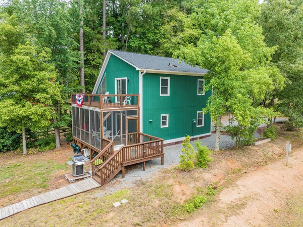 Beautiful Lake Front Cottage, Deep Water Lot With Covered Dock And Amenities. - Lake Gaston