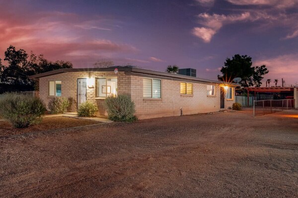 Entire Duplex | Central | 4 Br 2 Ba | Cozy | Fenced - Tucson, AZ