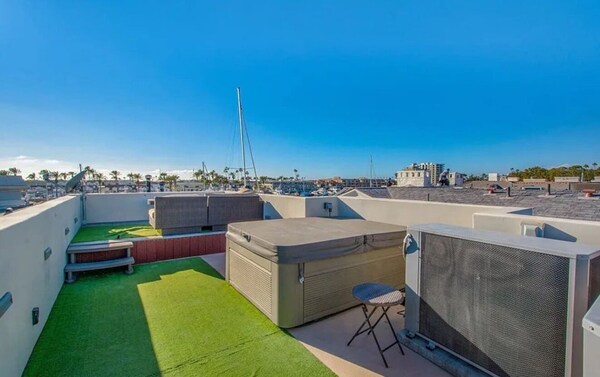 Beachside Luxury | Lido Isle | Oceanfront | Hottub - Costa Mesa, CA
