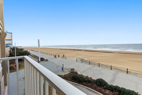 New Oceanfront 2bd, 2bth / Beach / Pool / Boat - Virginia Beach, VA