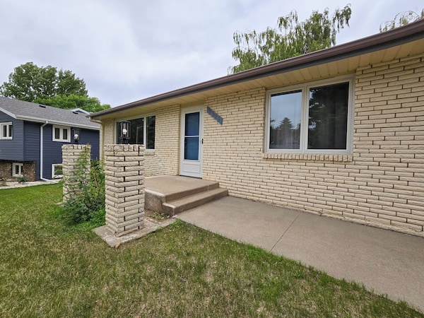 Central City Retreat - Spacious Four Bedroom Home, Sleeps 12, Family-friendly - Bismarck, ND