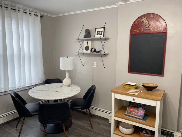 Charming Wooster Square Flat - Walk To Pizza & Yale! - Free Parking & Laundry - New Haven, CT