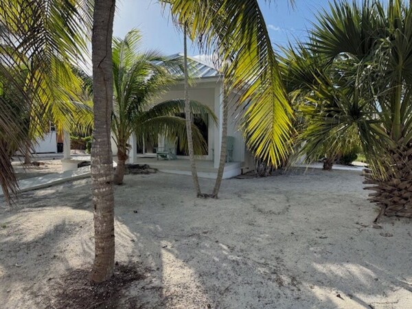 Charming Spectacular Secluded Cottage, Large Pool, Tennis, Private Community - Caribbean