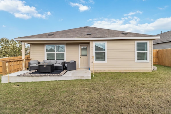 Cozy And Modern, 3 Bedroom, 2 Bathroom Home In Converse, Tx/near San Antonio. - Universal City, TX