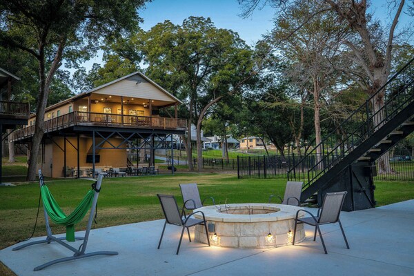 Lakefront | Fire Pit | Outdoor Kitchen - Seguin, TX
