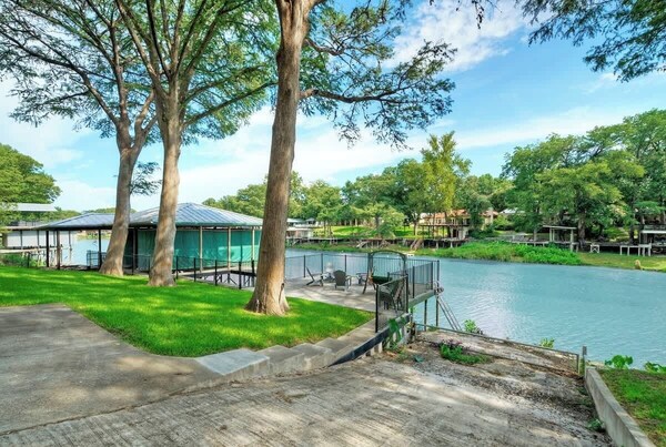 Grill | Fire Pit | Waterfront | Sleeps 16+ - Seguin, TX