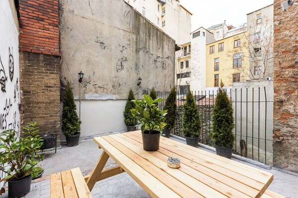 Ganbaru Tours-private Triplex In Galata - Esentepe