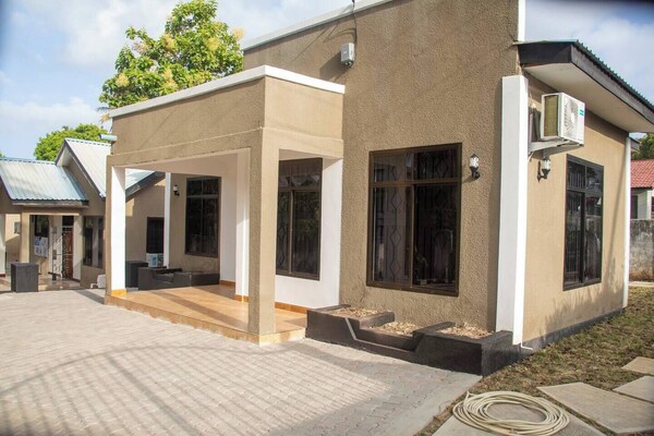 Charming 2-bedroom House In Beautiful Mbezi Beach, Dar Es Salaam With Wifi, Ac - Dar es Salaam