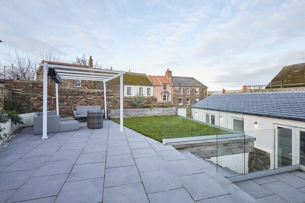 Host & Stay | Harrow Bothy - Berwick-upon-Tweed