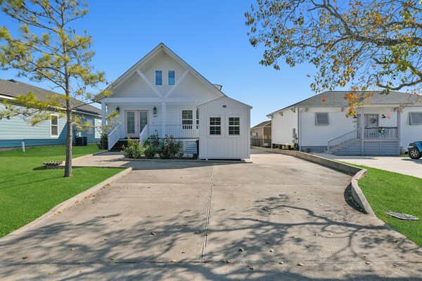 Artistic & Charming 2-bedroom House On Quiet Lake Near Nasa And Galveston - League City, TX