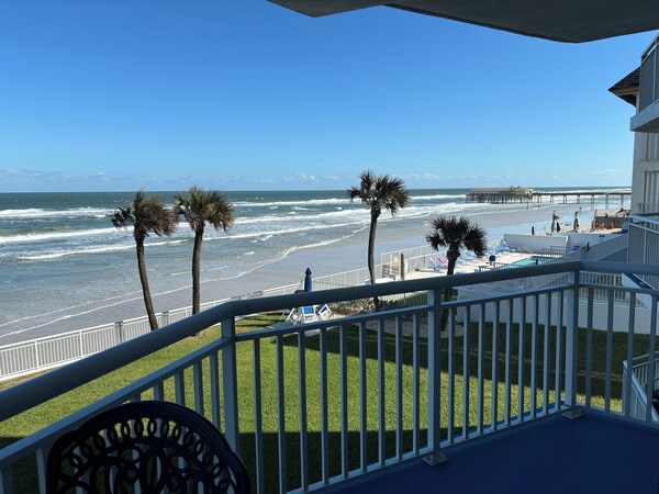 Oceanfront Condo In Daytona Beach Shores Stunning Views Family-friendly Sleeps 6 - デートナ・ビーチ, FL