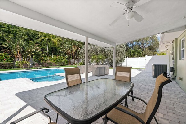 Charming 4-bedroom Beach Bungalow With Idyllic Pool & Backyard - Jupiter, FL